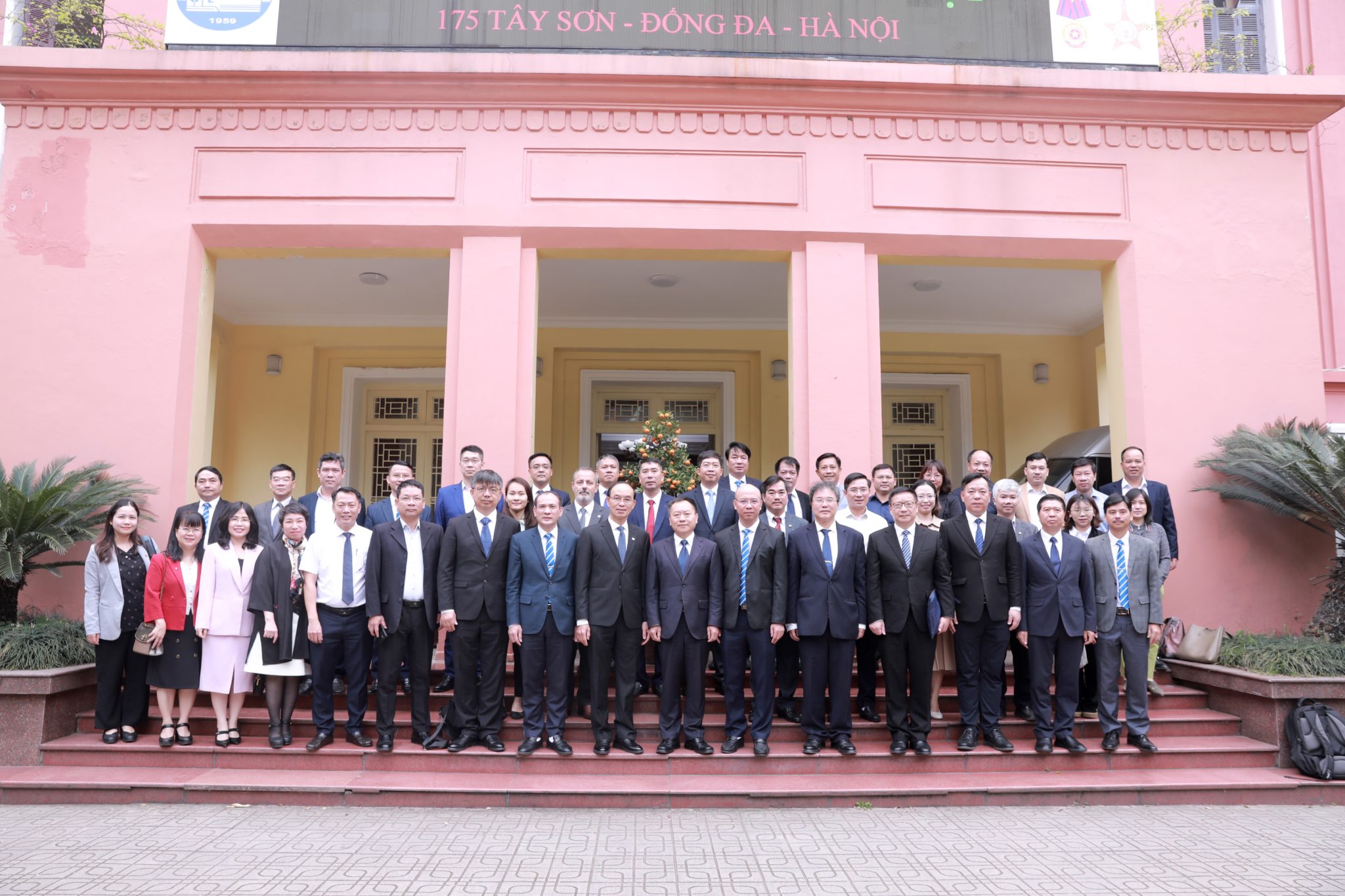 Chinese Minister of Water Resources Visits Thuy Loi University to ...